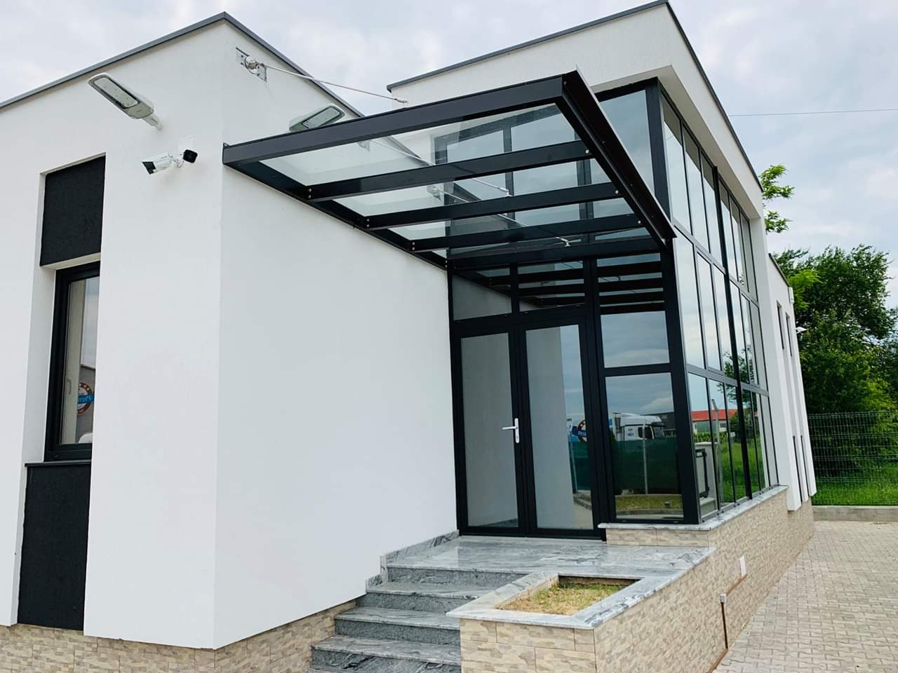 Geiger Company - Tâmplărie din Aluminiu și PVC cu geam termopan.